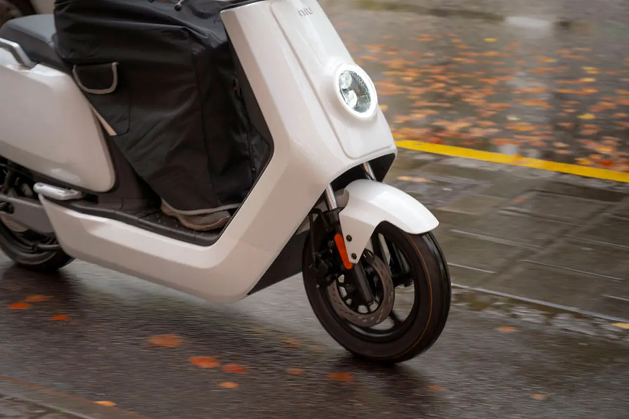 Förläng säsongen med din moped - Tips för året runt-körning | Köpenscooter